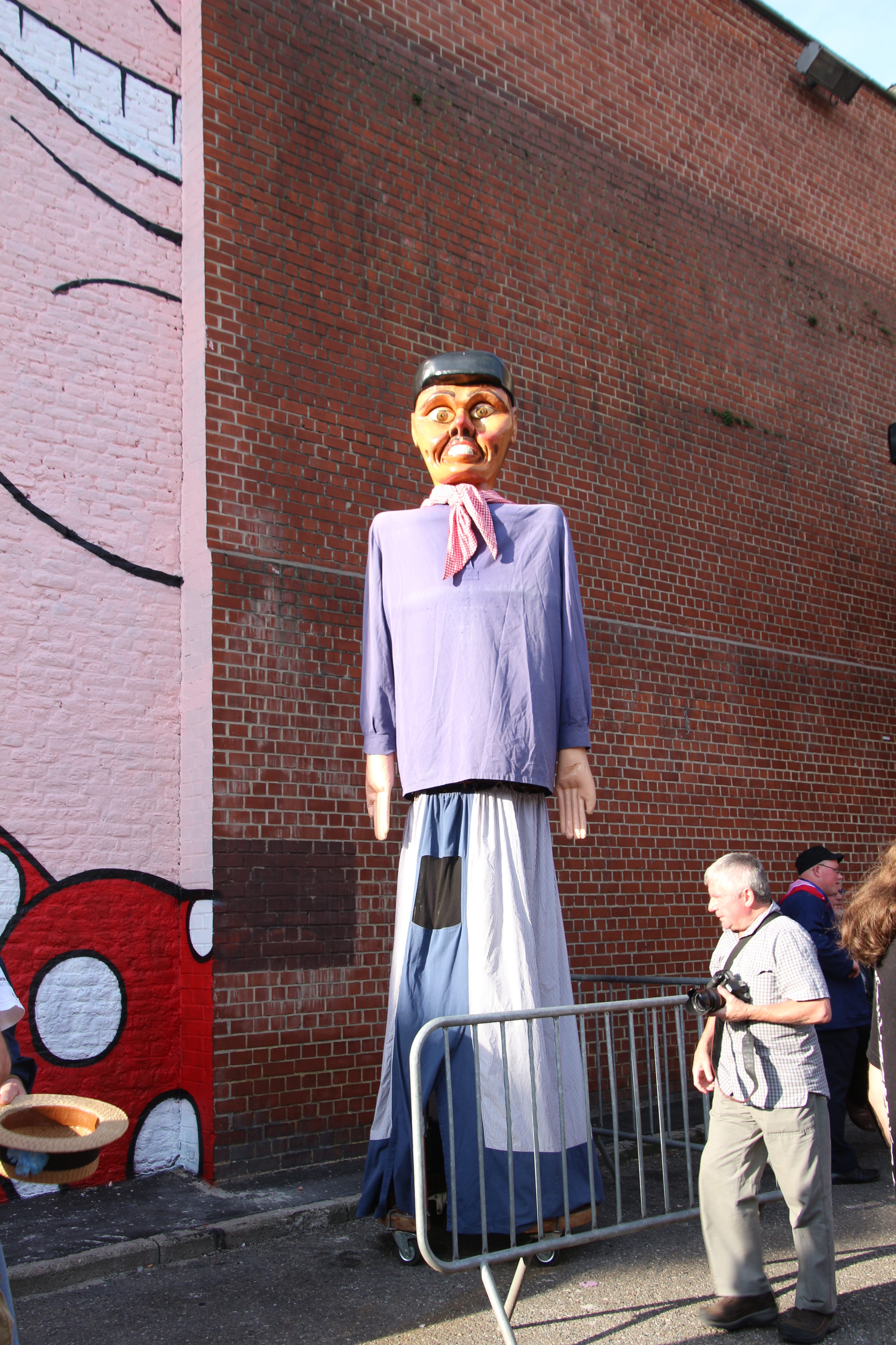 08 – En présence de Tchantchès, incontournable géant traditionnel en ...